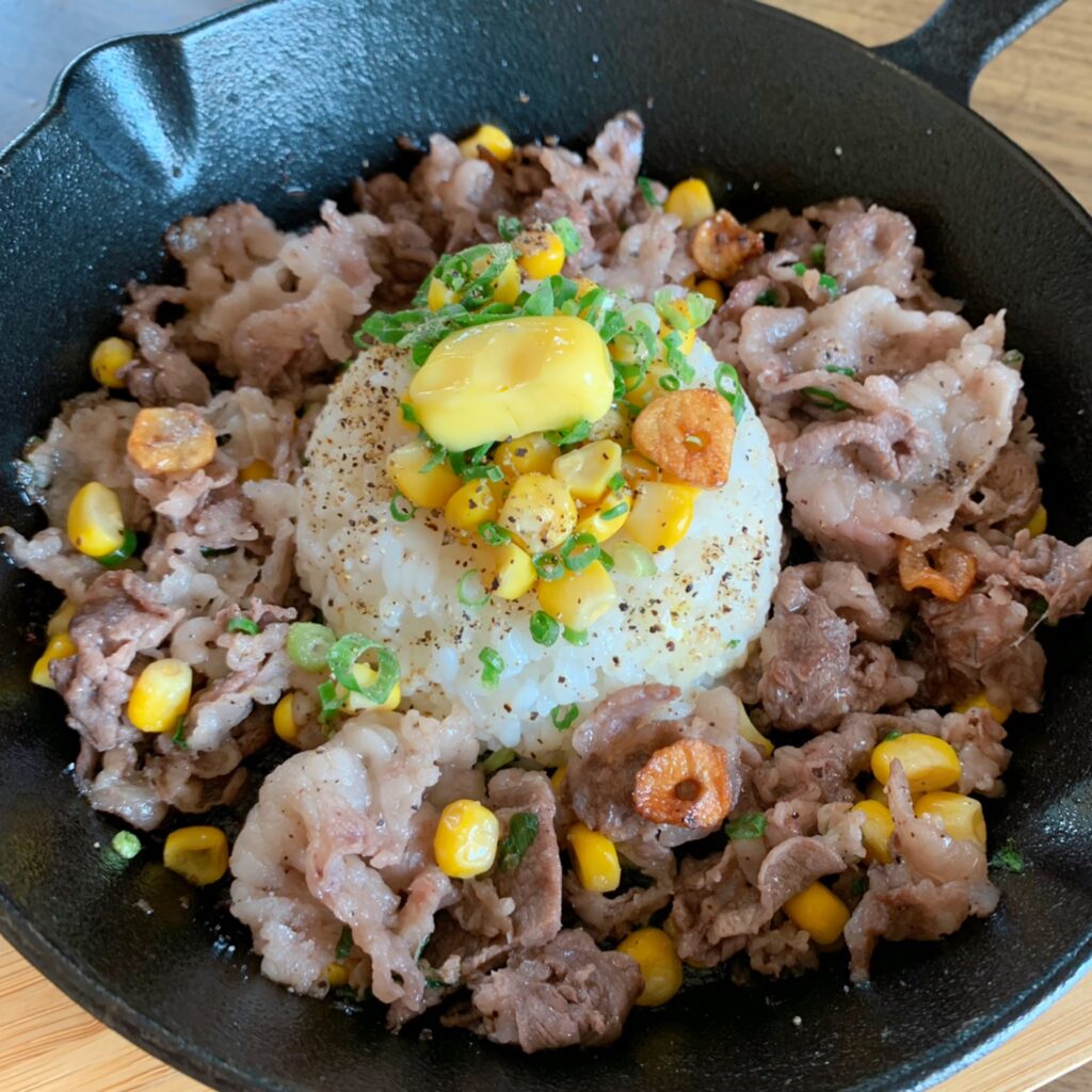 Garlic Beef Pepper Rice made on a hot plate - Japanese recipe